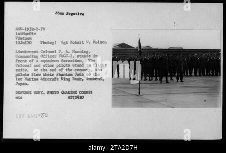 Le Lieutenant-colonel P. A. Manning, commandant VMC3-1, parle avec le ...