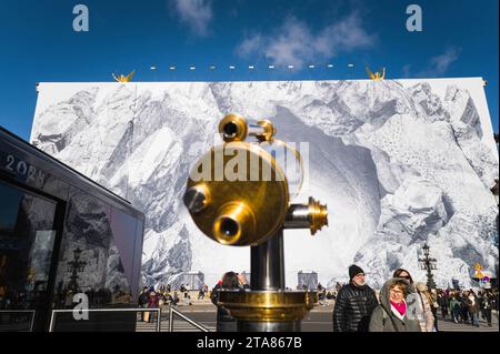 Vue sur la façade de l'Opéra Garnier avec œuvres JR, place de l'Opéra ...