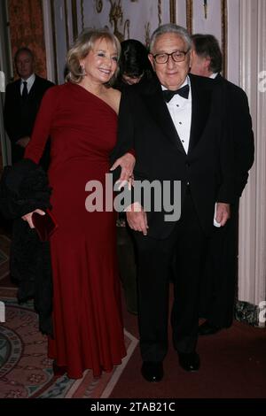 Barbara Walters et le Dr Henry Kissinger assistent au Museum of ...