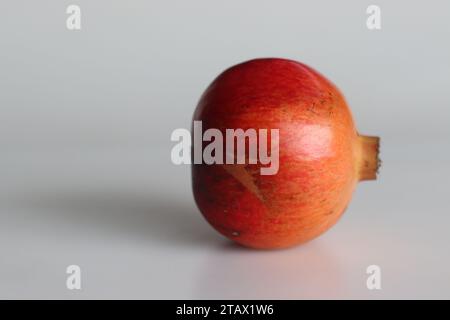 Fruit de grenade vibrant. Un fruit doux et acidulé avec une peau ...