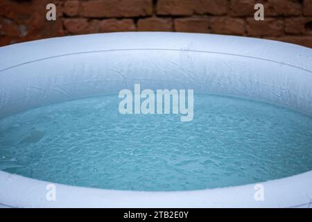Baignoire gonflable en plastique portable dans un jardin prêt pour le ...
