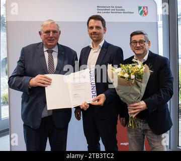 04.12.2023. Düsseldorf. NRW-Gesundheitsminister Karl-Josef Laumann überreicht den ...