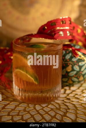 Cocktail Tequila Negroni dans un verre à boule basse avec de la glace ...