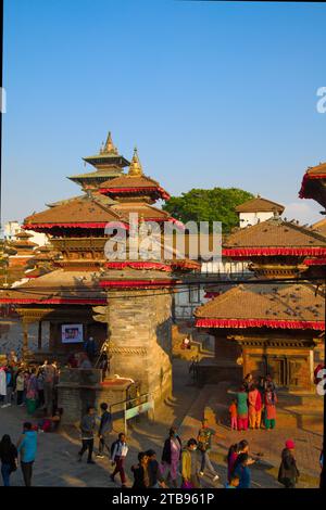Népal, Katmandou : statue du roi Pratap Malla avec ses quatre fils sur ...