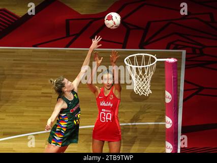 L'Anglais Berri Neil prend une balle lors du match Vitality netball ...