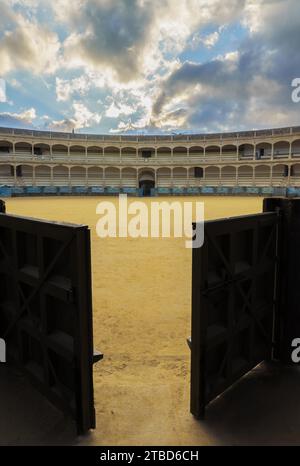 Vue des arènes de ronda depuis l'arrière des portes d'entrée en bois à ...