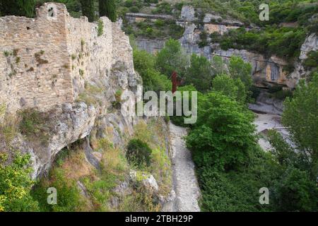 Mur du village à Minerve. Le village médiéval a été construit sur un ...