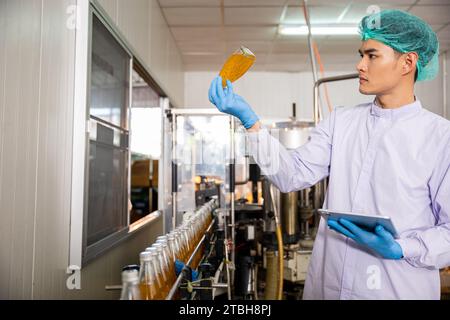 L'équipe d'ingénieurs d'officier de contrôle de la qualité de l'eau ...