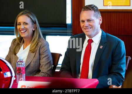 08 décembre 2023 : Dan Swanstrom (à gauche), entraîneur-chef de Cornell ...