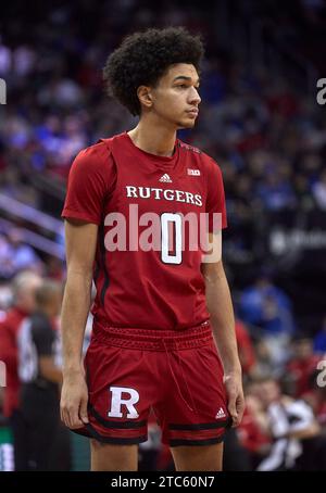 Derek Simpson (0 ans), garde des Rutgers Scarlet Knights, est défendu ...