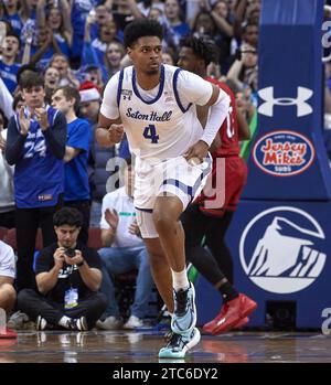 Elijah Hutchins-Everett (4), le centre des Pirates de Seton Hall, est ...