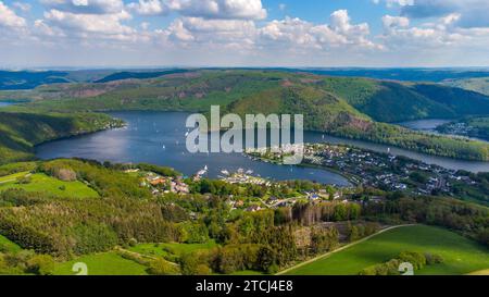 Lac de Rursee, un réservoir, le village de Woffelsbach, terrain de ...