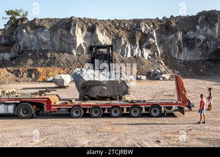 Extraction de roche basaltique volcanique dans une carrière sur les ...