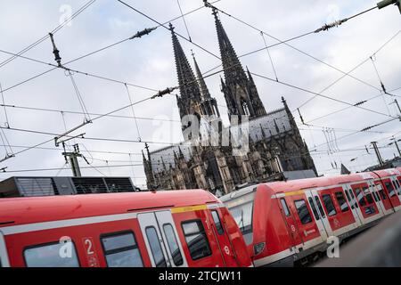 S-Bahn Kölner am Köln Hauptbahnhof mit Dom im HintergrundS-Bahn Köln am ...