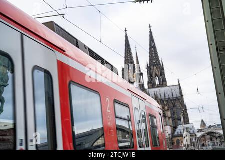 S-Bahn Kölner am Köln Hauptbahnhof mit Dom im HintergrundS-Bahn Köln am ...