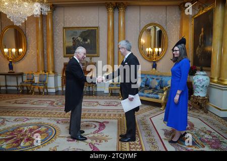 L’ambassadeur de Suède, Stefan Gullgren, accompagné d’Alla Logova ...