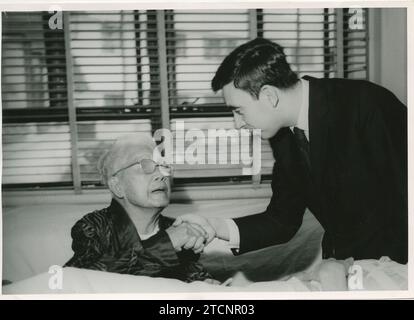 Kawit (Cavite, Philippines), 1962. Luis María Ansón, donne au général ...