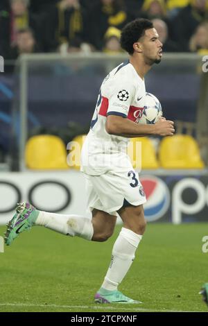 Warren Zaïre-Emery du PSG célèbre son but tandis que le gardien de but ...