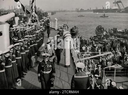Lors de la visite d'Adolf Hitler au cuirassé Schleswig-Holstein dans le ...