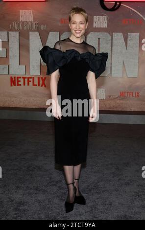 HOLLYWOOD, CA - DÉCEMBRE 13 : Rhian Rees à LA première de NETFLIX Rebel ...