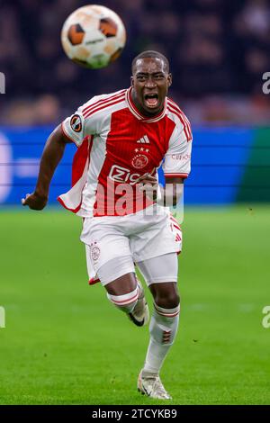 AMSTERDAM, PAYS-BAS - DÉCEMBRE 14 : Carlos Forbs (Ajax) se penche sur ...