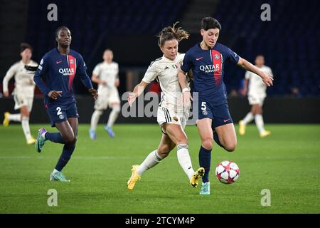 Emilie Haavi (C) se bat pour le ballon lors du match de football ...