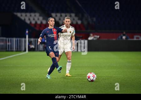 La défenseuse du Paris Saint-Germain Sakina Karchaoui (droite) se bat pour le ballon lors du ...