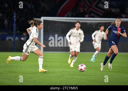 Emilie Haavi (L) se bat pour le ballon lors du match de football ...