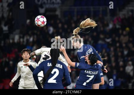 Jade le Guilly (droite) du Paris Saint-Germain se bat pour le ballon ...