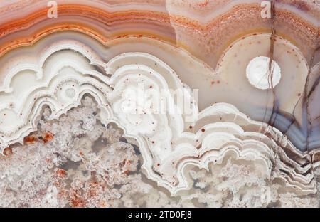 Un gros plan de pierre d'agate mettant en valeur ses couches vibrantes ...