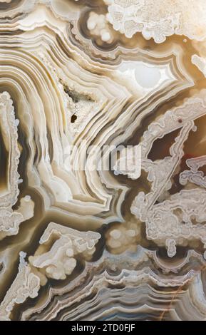Un gros plan de pierre d'agate mettant en valeur ses couches vibrantes ...