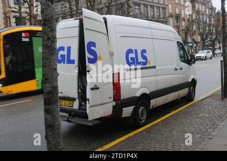 Copenhague, Danemark /15 décembre 2023/. Les gens apprécient chanel ...