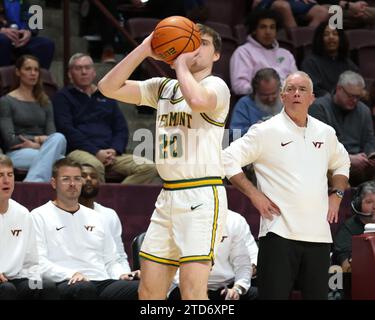 16 décembre 2023 : Nick Fiorillo (32), attaquant des Catamounts du ...
