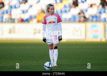 Jenny Hipp (RBL, 19), Am ball, Freisteller, Ganzkörper, Einzelbild ...