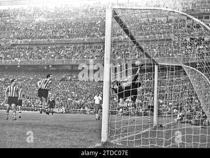 Real Zaragoza, champion de la coupe Generalissimo 1966 après avoir ...