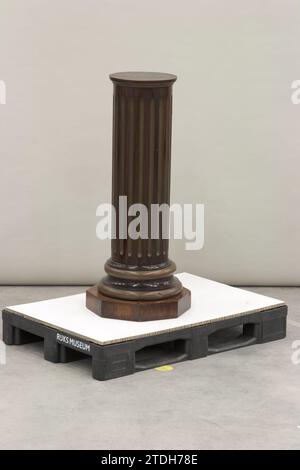 Cannelé en bois laqué et laiton cannelures et anneaux, appartenant à un ...