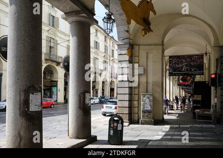 Via po View, une rue historique du centre-ville avec des portiques ...