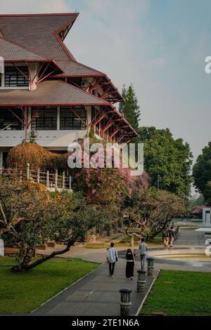 Le campus ITB animé de Bandung, en Indonésie, prend vie alors que les ...