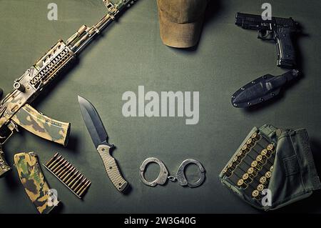 Accessoires militaires, kit de survie, campagnes militaires. Le concept ...