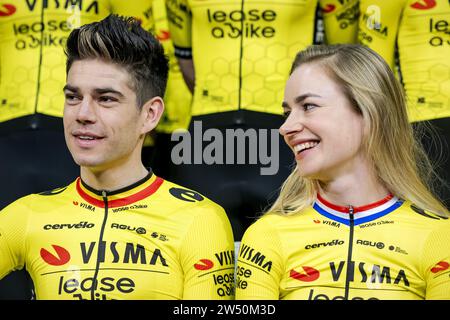 AMSTERDAM - 21/12/2023, Wout van Aert et directeur sportif Merijn ...