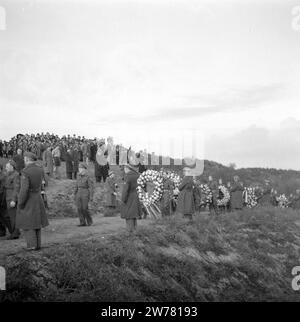 La procession sur son chemin vers le cimetière honoraire Bloemendaal à ...