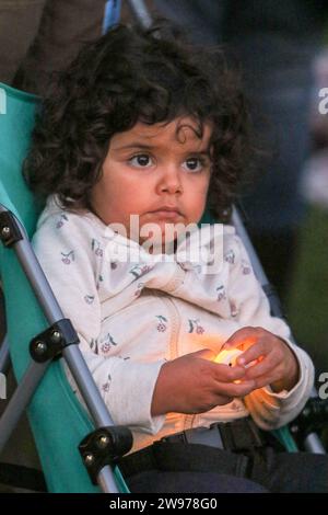 Pour une veillée pacifique aux chandelles avec des chants et des ...