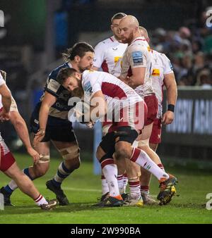 Irne Herbst des Harlequins en action avec Guy Pepper des Newcastle ...