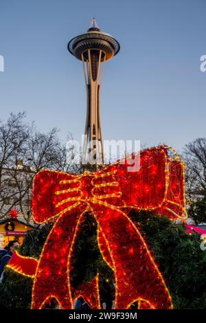 Scène du marché de Noël de Seattle avec lumières de vacances, cannes à ...