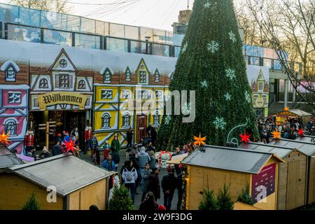 Scène du marché de Noël de Seattle avec vue sur un arbre de Noël en ...