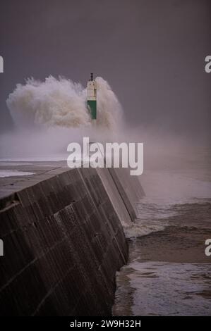 La tempête Gerrit frappe la ville balnéaire galloise d'Aberystwyth avec ...
