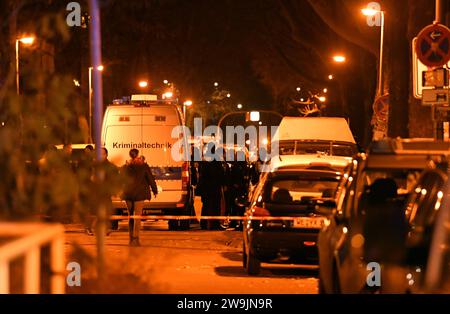 Berlin, Allemagne. 28 décembre 2023. Des policiers travaillent sur une ...