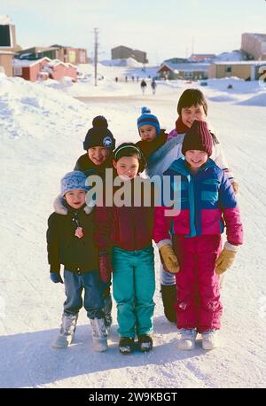 Les enfants Inuit posent pour une photographie pendant les récréations ...