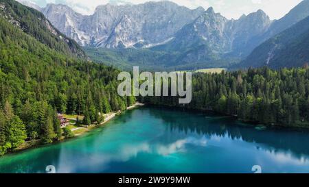 Vue aérienne du lac supérieur de Fusine avec le mont Mangart en arrière ...