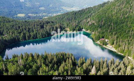 Vue aérienne du lac supérieur de Fusine avec le mont Mangart en arrière ...